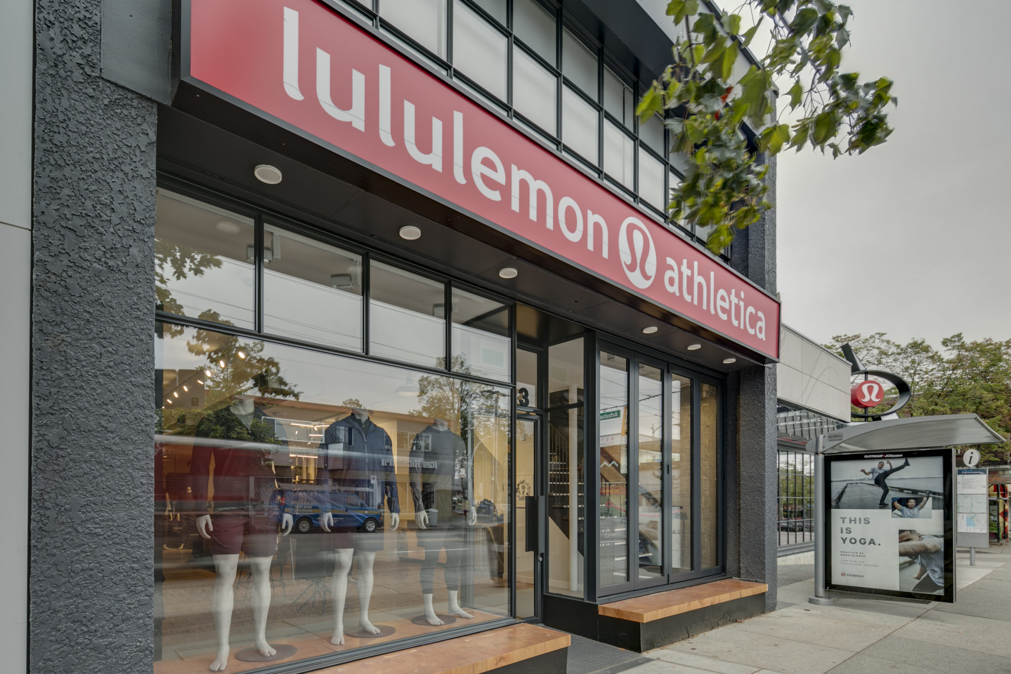 Lululemon West 4th Ave - VUE Bi-Folding Doors - Architectural Glass ...