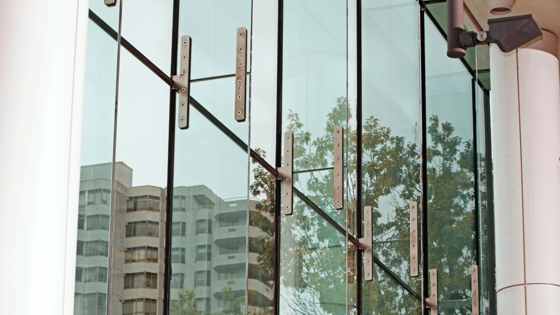 Creating a High Glass Wall with No Holes In Glass - A Closer Look at ...